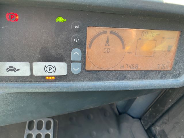 2011 Caterpillar EP4000 Electric Forklift w/ Charger (950814)