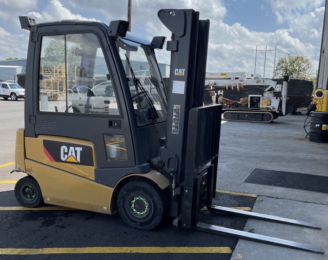 2011 Caterpillar EPC5000 Electric Forklift w/ Charger (950824)