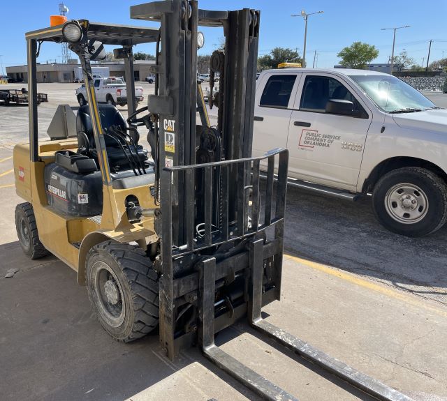 2001 Caterpillar DP30K Forklift (950442)