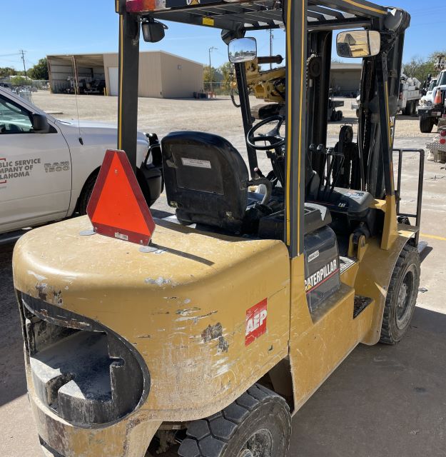 2001 Caterpillar DP30K Forklift (950442)