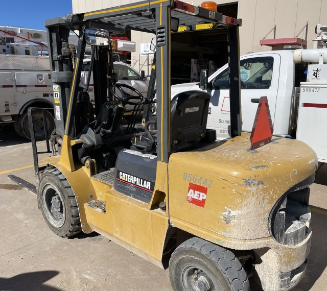 2001 Caterpillar DP30K Forklift (950442)
