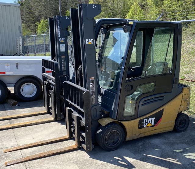 2011 Caterpillar EP4000 Electric Forklift w/ Charger (950814)
