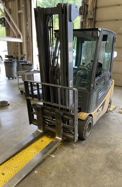 2011 Caterpillar EP4000 Electric Forklift w/ Charger (950815)