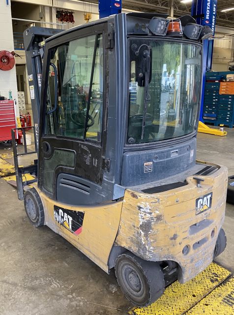 2011 Caterpillar EP4000 Electric Forklift w/ Charger (950815)