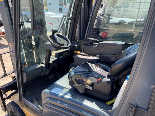 2011 Caterpillar EP4000 Electric Forklift w/ Charger (950814)