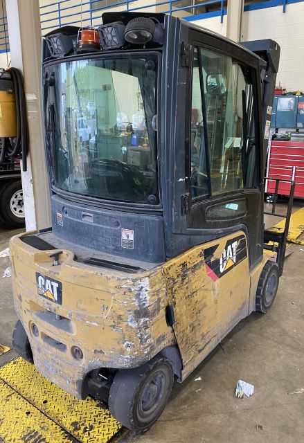 2011 Caterpillar EP4000 Electric Forklift w/ Charger (950815)