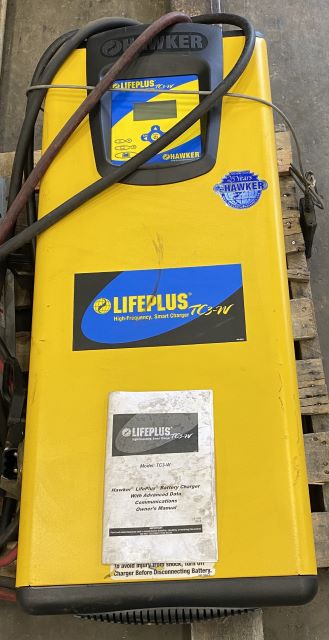 2011 Caterpillar EP4000 Electric Forklift w/ Charger (950814)